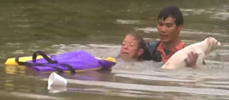 unreal-rescue-Louisia-flooding-woman-and-dog - Women Daily Magazine