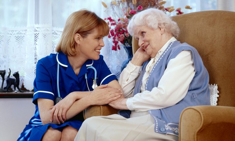 Nurse with elderly lady at home - Women Daily Magazine